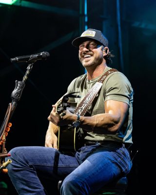 Riley Green’s Heartfelt Cover of Travis Tritt’s Classic Sends Fans Wild